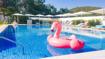 Piscina exterior, guarda-sóis, espreguiçadeiras