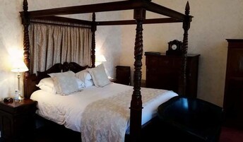 Quarto Duplo Superior | Roupa de alta qualidade, cofre no quarto, com decoração personalizada 