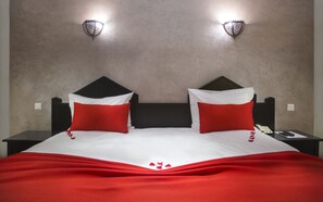 Quarto Duplo ou Twin Standard | Roupa de alta qualidade, cofre no quarto, secretária 