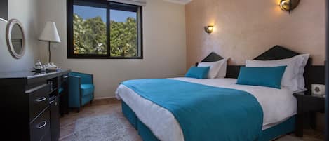 Roupa de alta qualidade, cofre no quarto, secretária