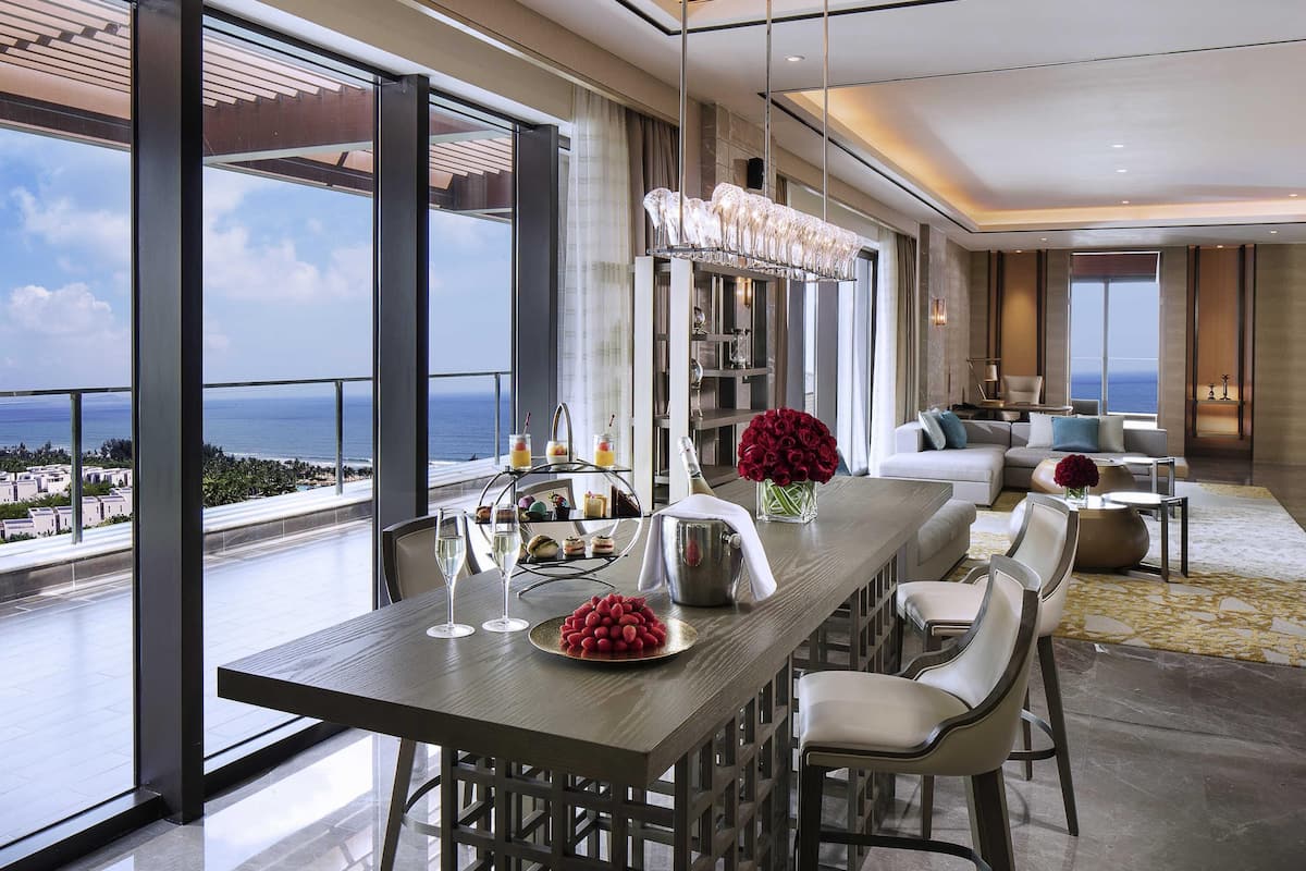 Suíte, 2 quartos, vista para o mar (Sky Signature, Club Millesime Access) | Roupas de cama premium, frigobar, cofres nos quartos, escrivaninha