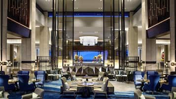 3 restaurantes, com serviço de almoço e jantar; culinária internacional