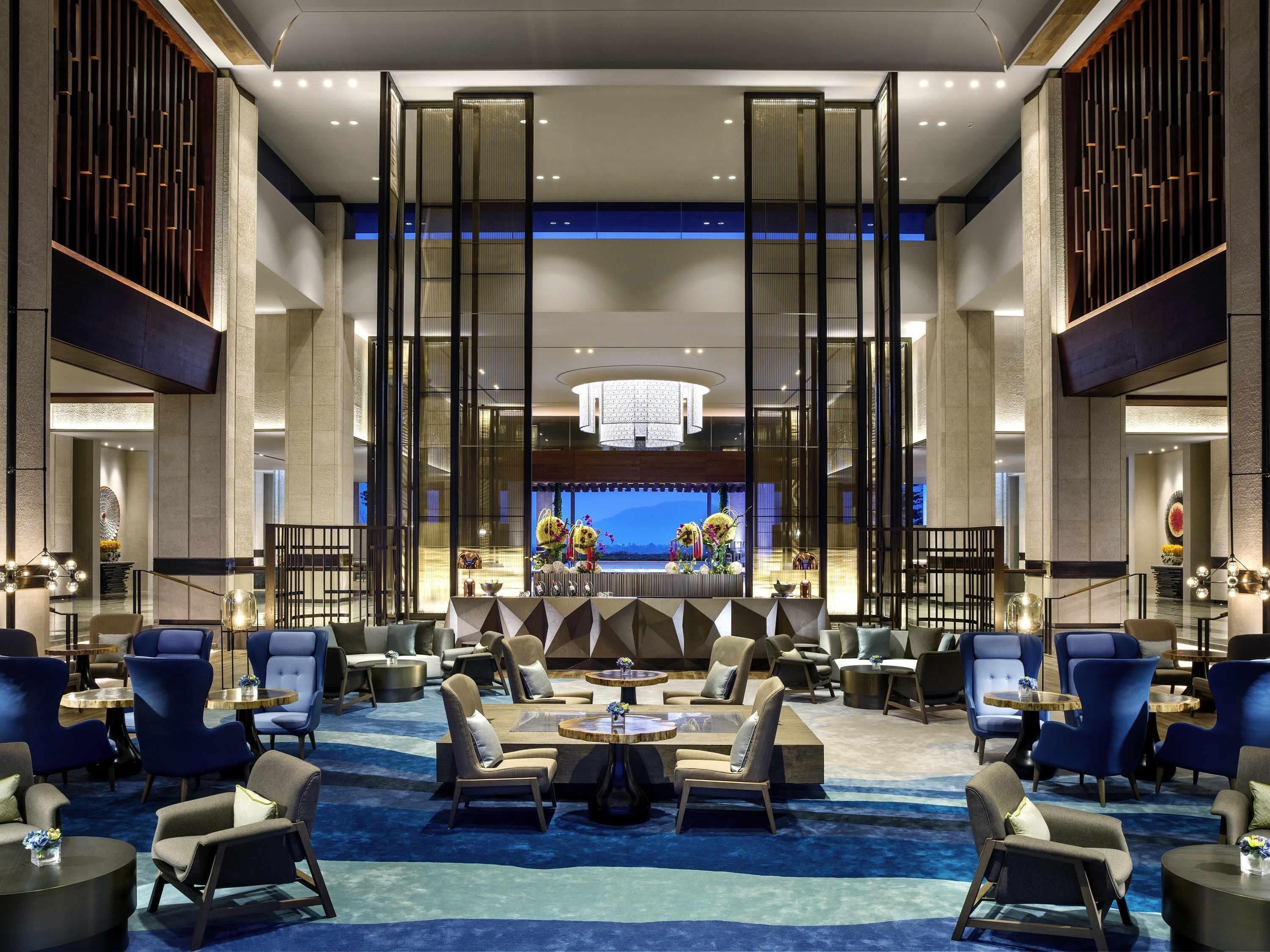 3 restaurantes, com serviço de almoço e jantar; culinária internacional