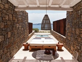 The Coast Beachfront Suite with Jetted Tub | Terraço/pátio