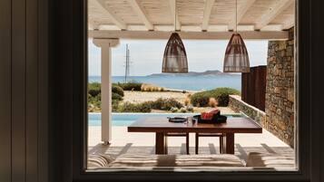 The Coast Beachfront Pavilion with Pool | Terraço/pátio interior