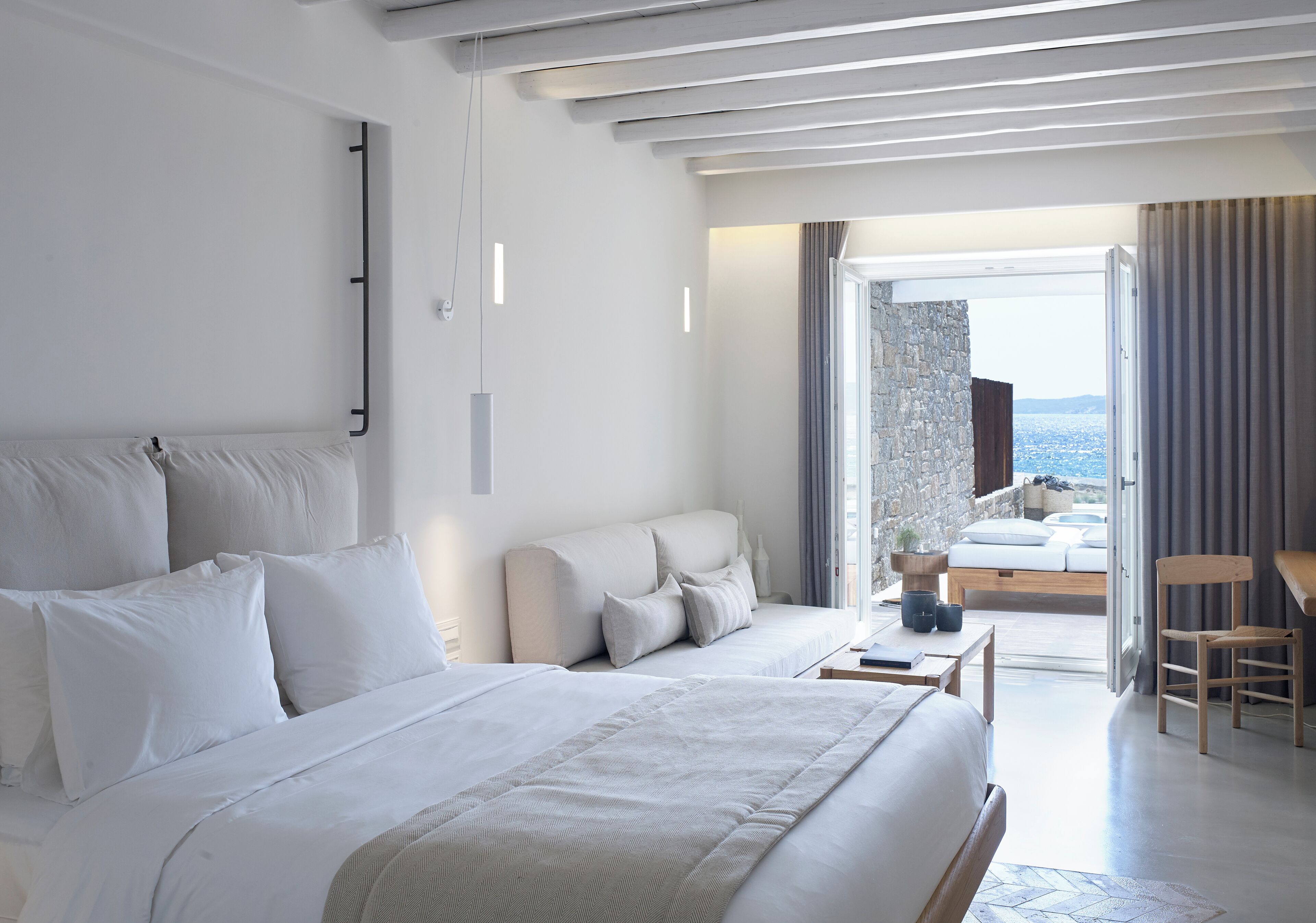 The Coast Beachfront Suite with Jetted Tub | Área de estar | TV LCD