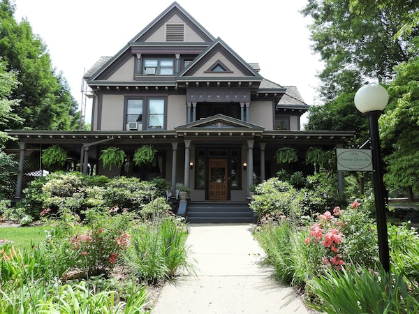 Champaign Garden Inn - Illinois