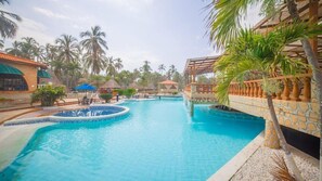 Piscina externa, guarda-sóis, espreguiçadeiras