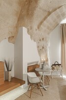 Suite (Metella) | Minibar, cofre no quarto, secretária, quartos insonorizados 