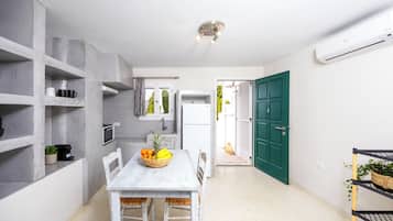 Estúdio Deluxe, 1 cama king-size | Cozinha privada | Um frigorífico/congelador grande, uma placa de cozinha