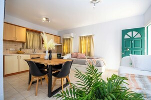 Apartamento Deluxe | Cozinha privada | Uma máquina de café expresso, um frigorífico/congelador grande 