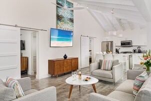 Villa de Luxo, 2 quartos | Sala de estar | TV de ecrã plano, iPad 