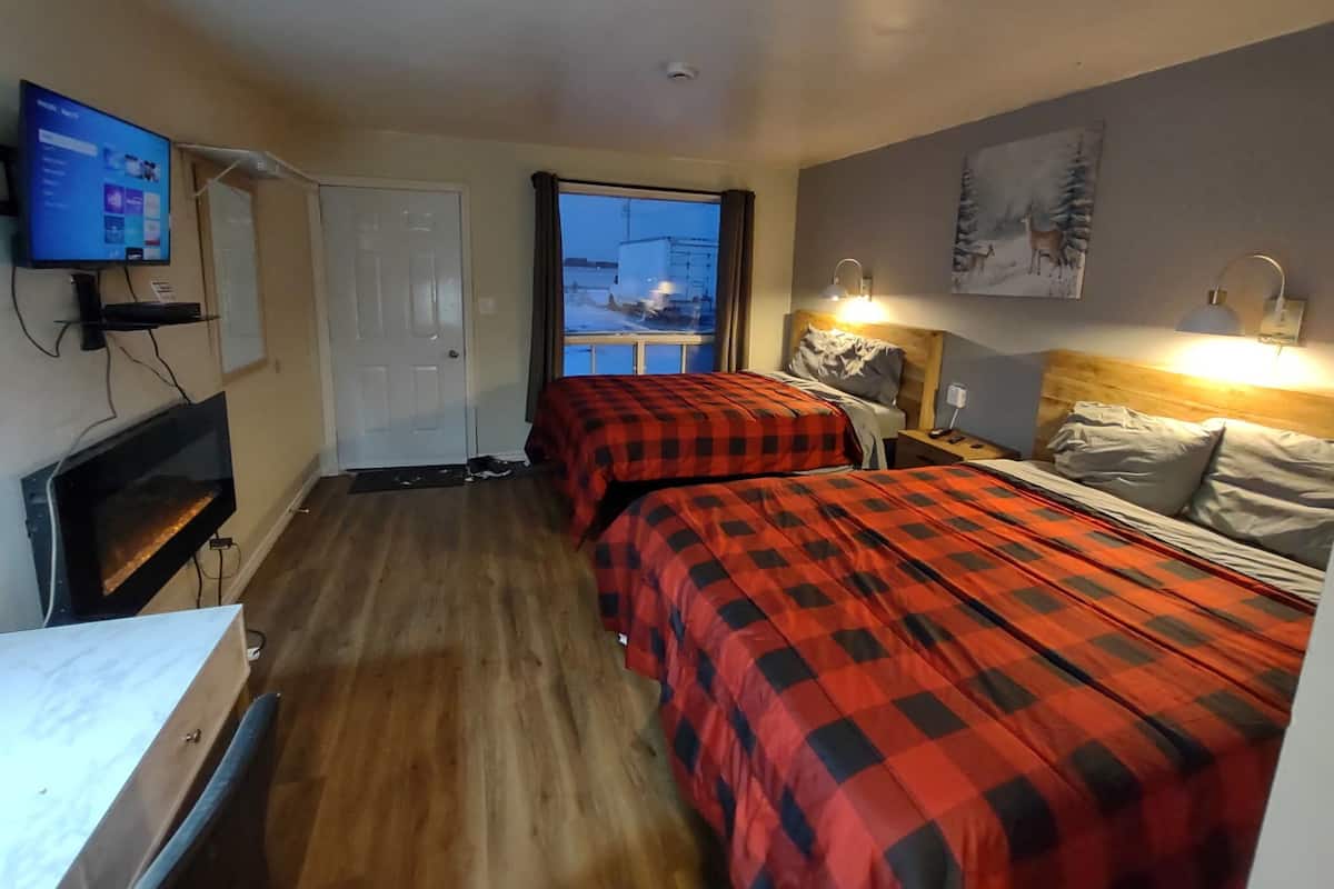 Quarto standard, 2 camas Queen, para não fumantes | Cortinas blackout, Wi-Fi de cortesia, roupa de cama