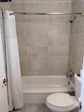 Quarto Standard, 1 cama king-size, não fumadores | Casa de banho | Uma combinação polibã/banheira, artigos de higiene pessoal grátis 