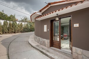 Um edifício com fachada marrom, base de pedra e porta de madeira.