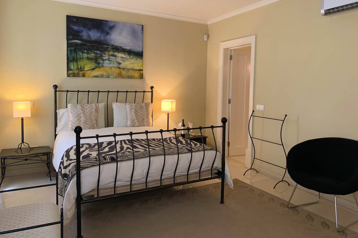 Standard Double Room - Ground Floor | Frigobar, cofres nos quartos, cortinas blackout, quartos à prova de som