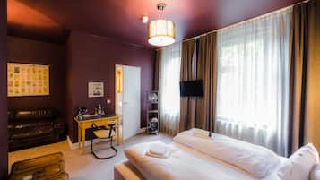 Quarto casal básico | 1 quarto, individualmente decorados, escrivaninha