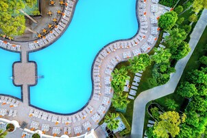 Piscina interna, piscina externa, funciona das 8h às 19h, guarda-sóis