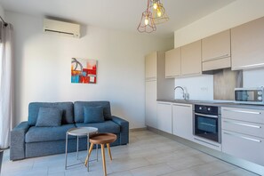 Apartamento, 1 quarto | Cozinha privada | Geladeira grande, micro-ondas, fogão, cooktop