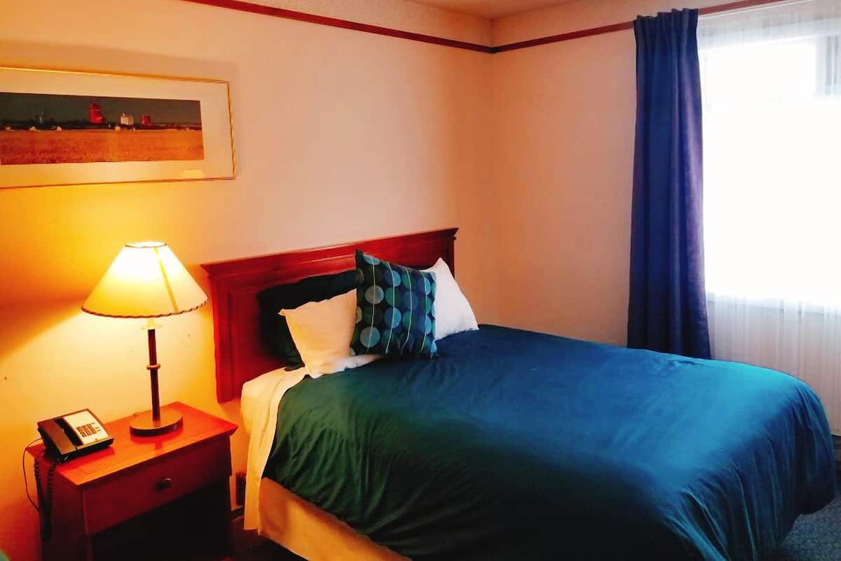 Quarto, 1 cama queen-size | Secretária, Wi-fi grátis, roupa de cama fornecida