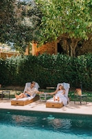 Piscina exterior, guarda-sóis, espreguiçadeiras
