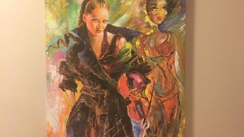 Uma pintura com figuras abstratas e cores vibrantes.
