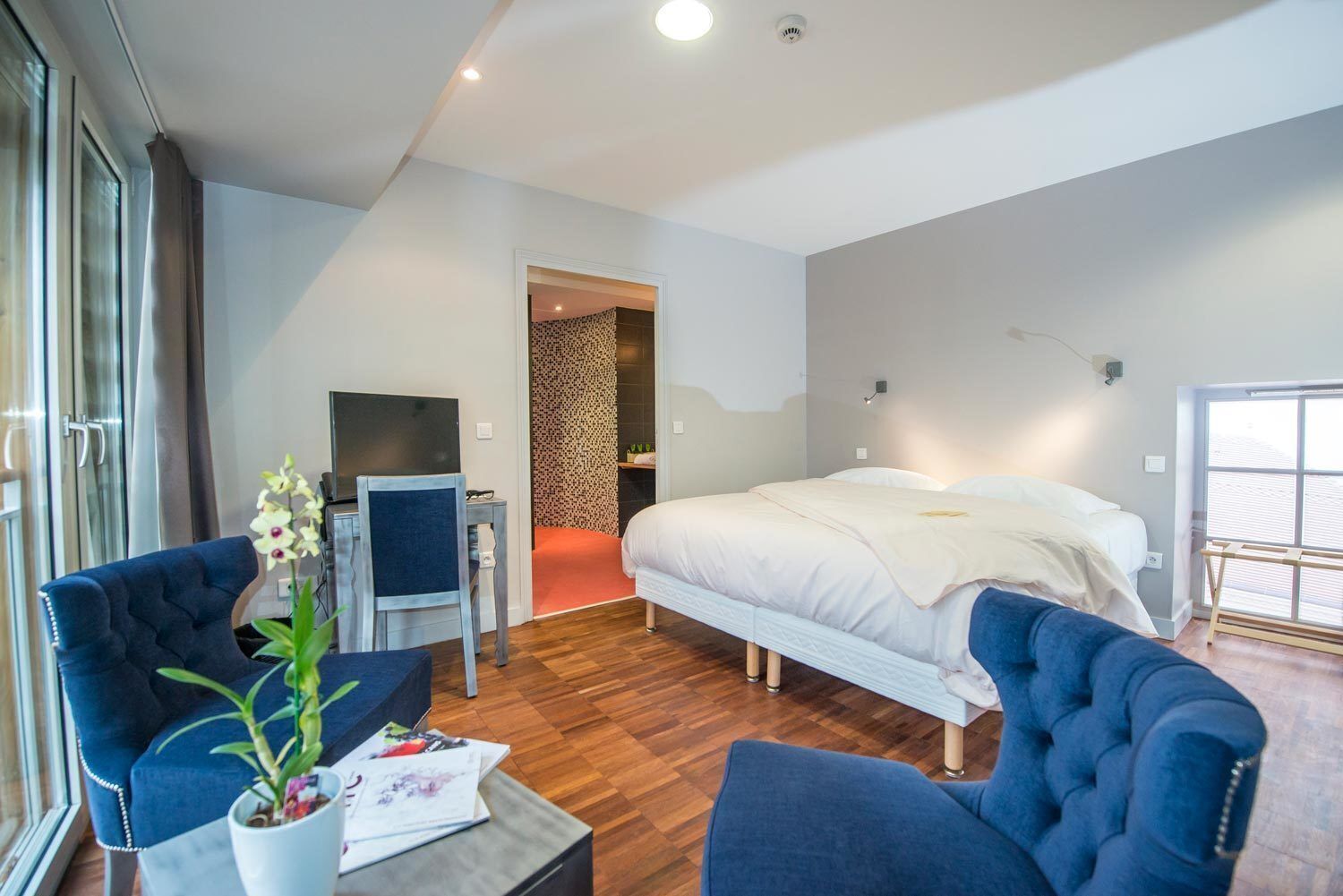 Minibar, cofre no quarto, secretária, quartos insonorizados 