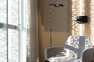 Minibar, cofre no quarto, secretária 