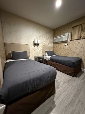 Quarto standard, 2 camas de solteiro, geladeira | Roupas de cama premium