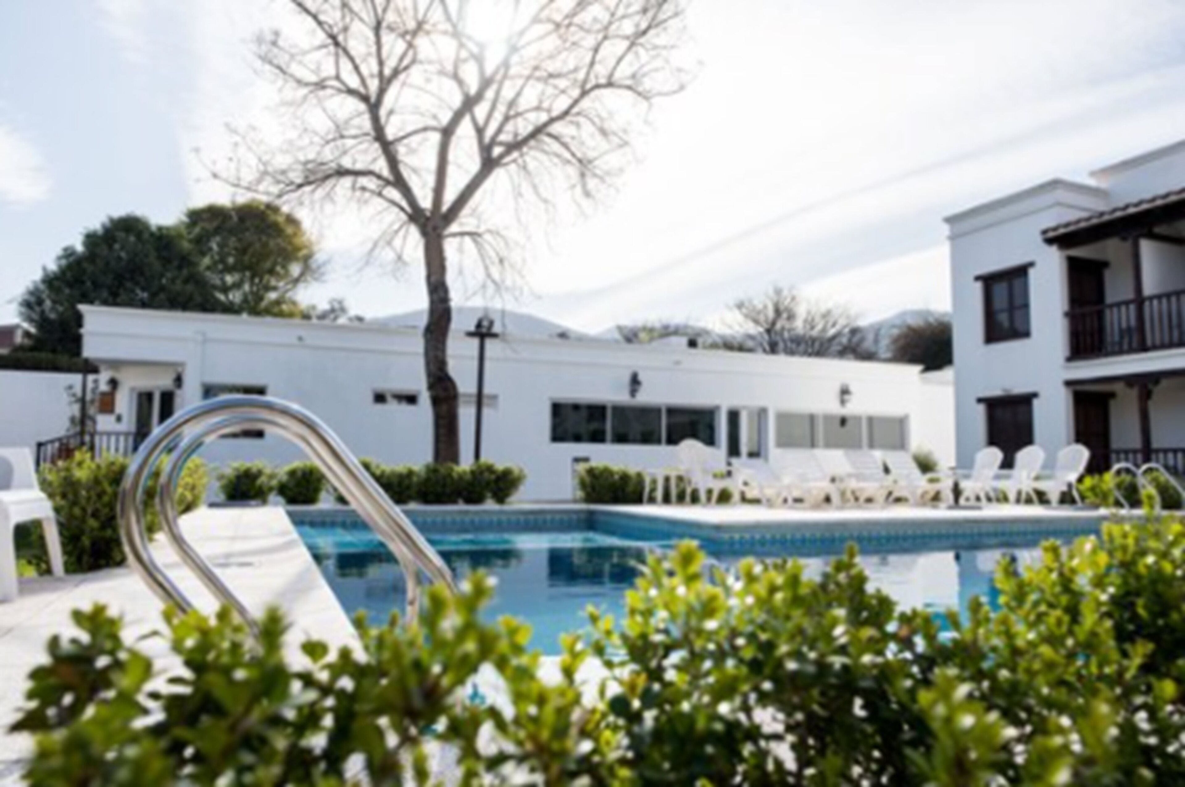 Piscina exterior, espreguiçadeiras 