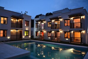 Piscina externa, espreguiçadeiras