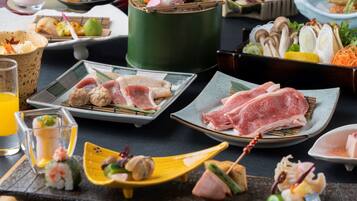 Diversos pratos japoneses, incluindo sushi, sashimi e tempurá, servidos em pratos e tigelas de cerâmica tradicional.