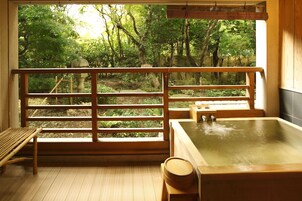 Quarto, não fumadores (Japanese Western Style, Open-Air Bath) | Casa de banho | Um secador de cabelo, chinelos, um bidé, toalhas fornecidas