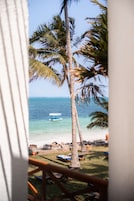 Na praia, areia branca, prática de vôlei de praia 
