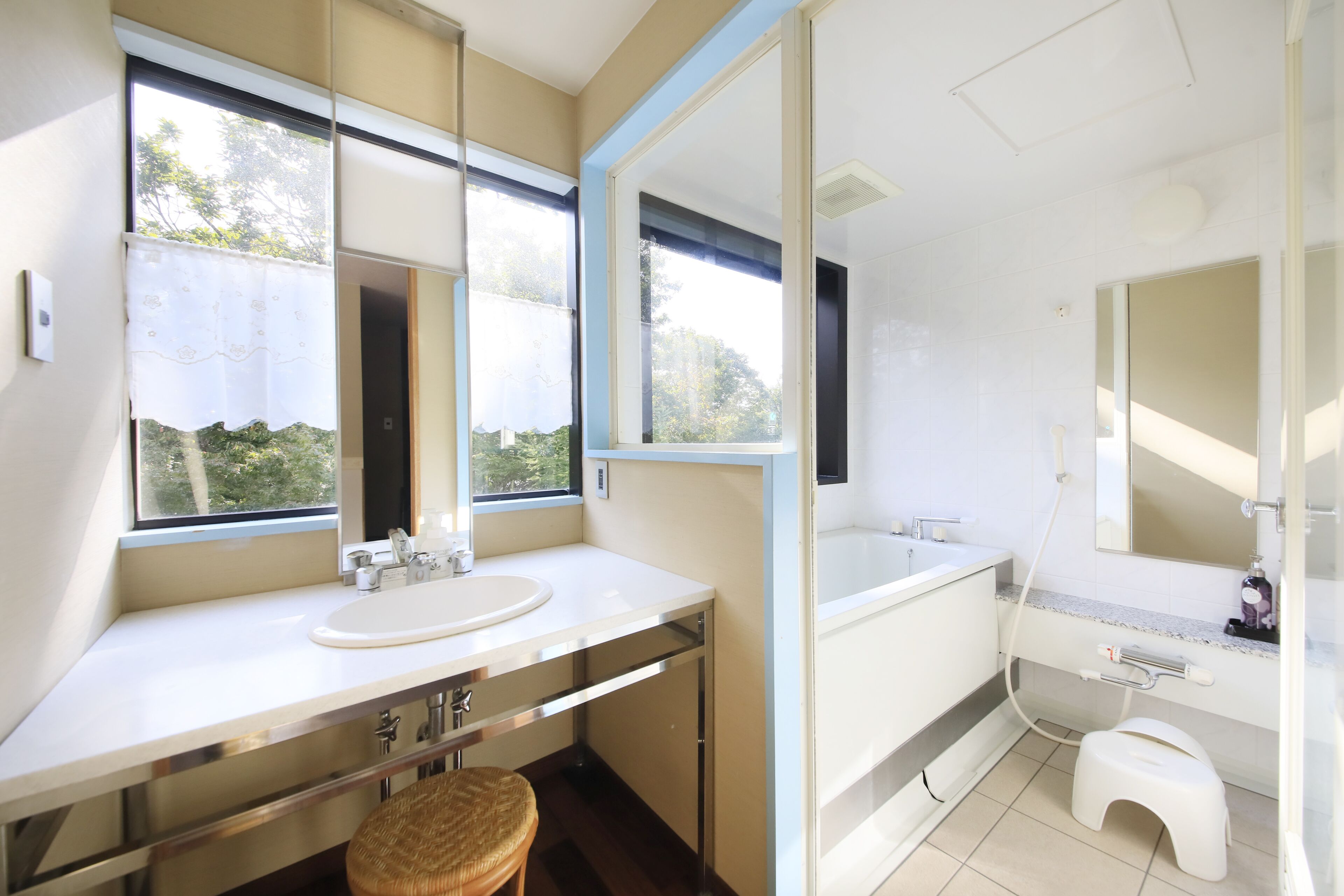 Quarto duplo superior, vista para o jardim | Banheiro | Chuveiro/banheira combinados, produtos de toalete grátis