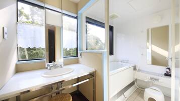 Quarto duplo superior, vista para o jardim | Banheiro | Chuveiro/banheira combinados, produtos de toalete grátis