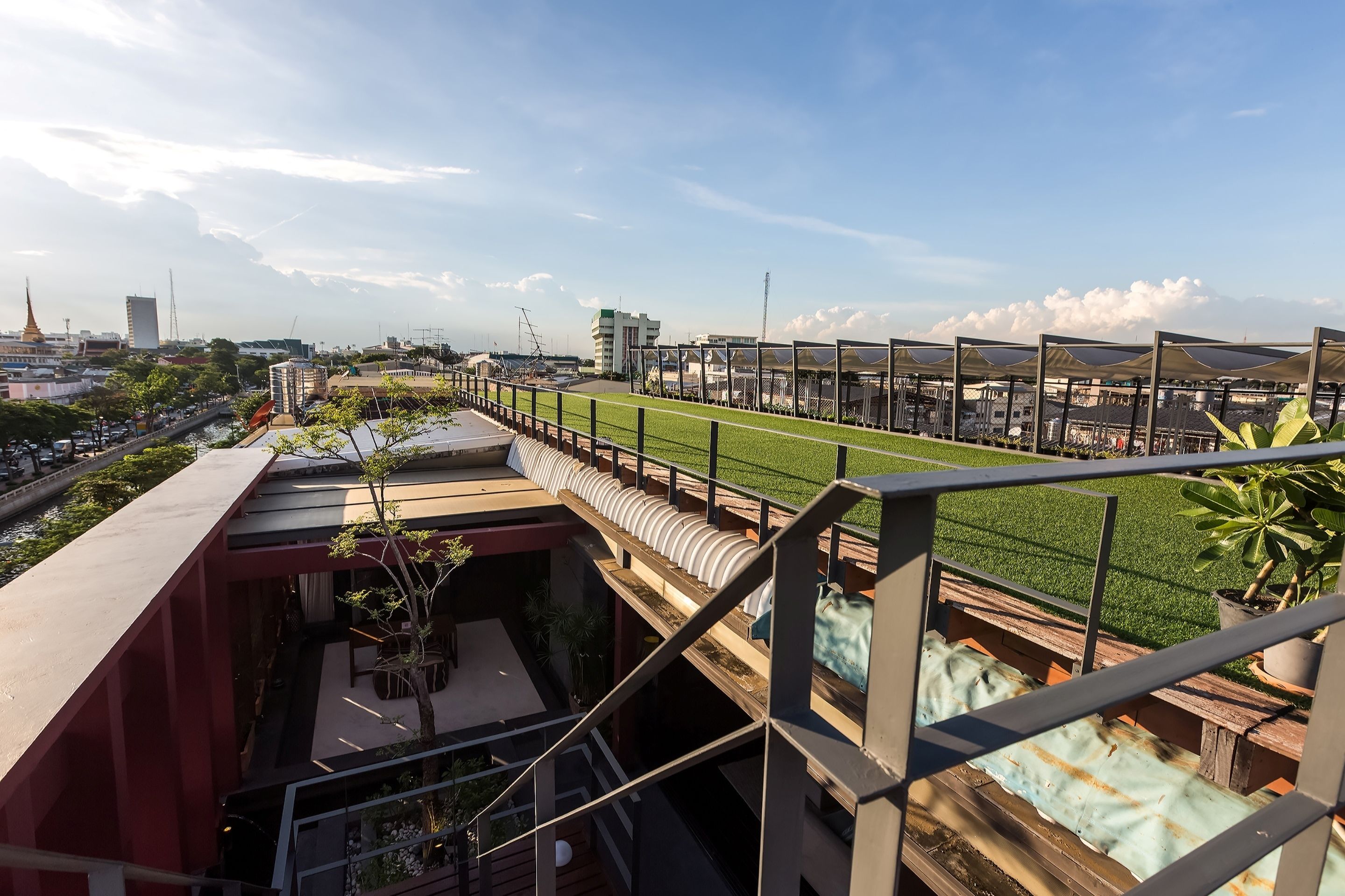 Terraço no telhado com vista para a paisagem urbana, incluindo edifícios e um estádio.