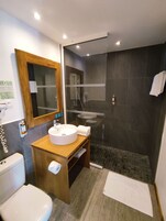 Quarto casal superior, para não fumantes | Banheiro | Chuveiro, chuveiro com efeito de chuva, secador de cabelo