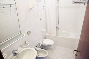 Um polibã, um secador de cabelo