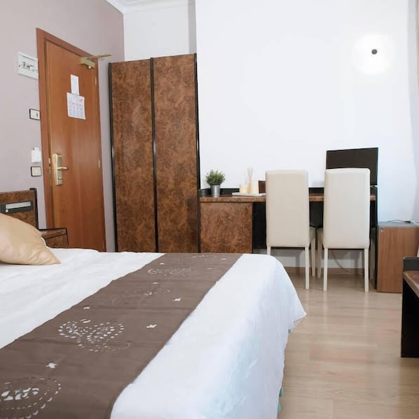 Cofres nos quartos, ferros/tábuas de passar roupa, Wi-Fi de cortesia