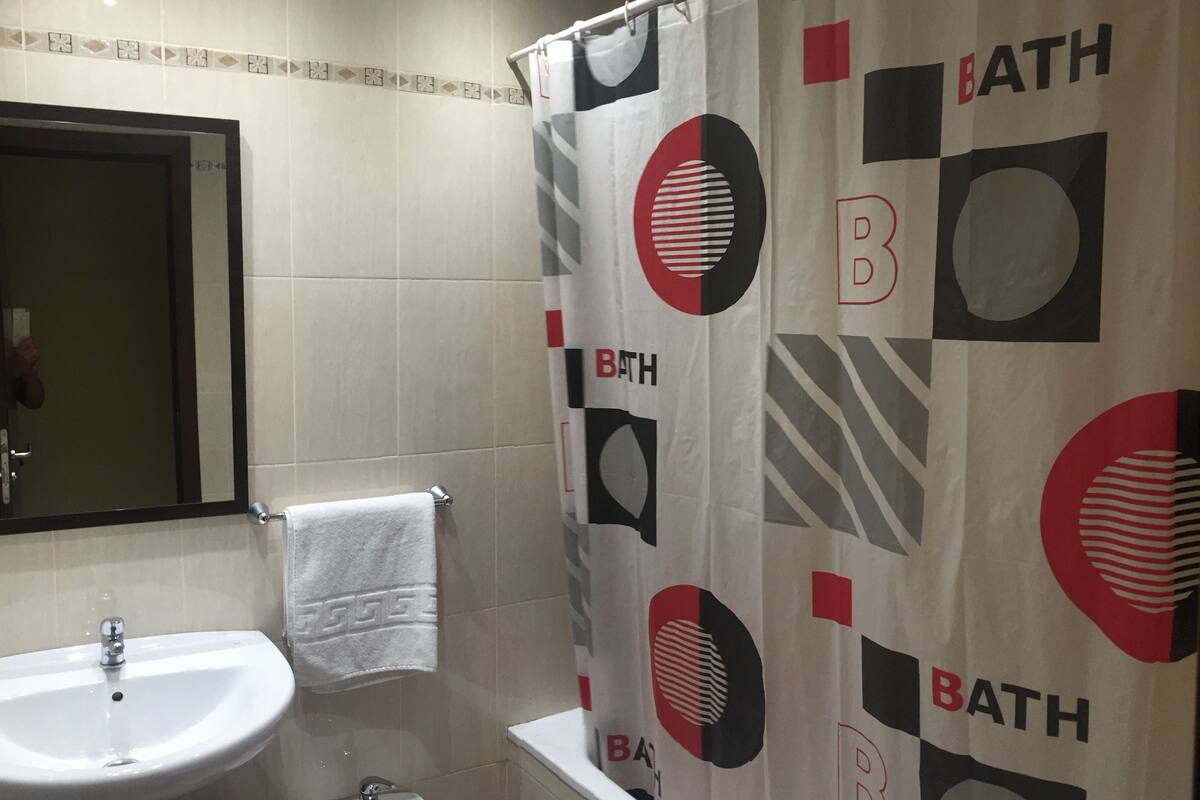 Quarto quádruplo | Banheiro | Produtos de toalete grátis, secador de cabelo