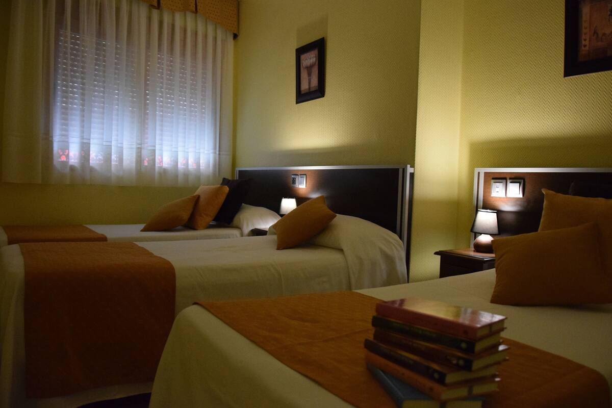 Quarto triplo | Escrivaninha, cortinas blackout, Wi-Fi de cortesia