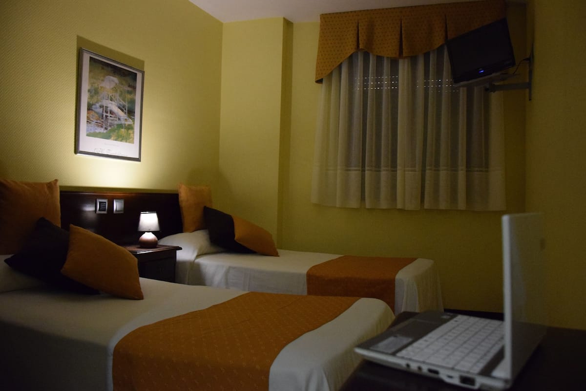 Quarto casal ou duplo | Escrivaninha, cortinas blackout, Wi-Fi de cortesia
