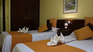 Escrivaninha, cortinas blackout, Wi-Fi de cortesia