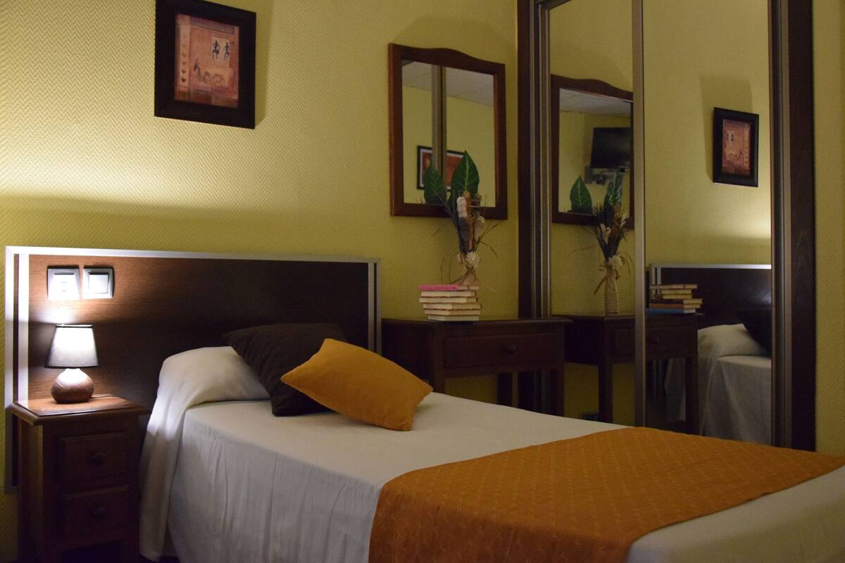 Quarto solteiro | Escrivaninha, cortinas blackout, Wi-Fi de cortesia