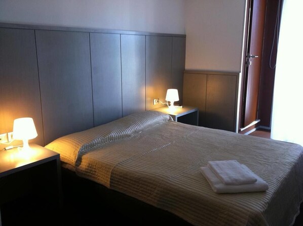 Minibar, cofre no quarto, berços/camas para crianças 