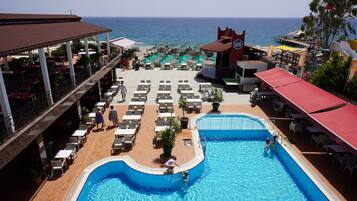 2 piscinas exteriores