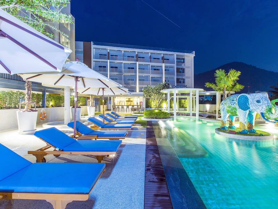 Piscina exterior, guarda-sóis, espreguiçadeiras