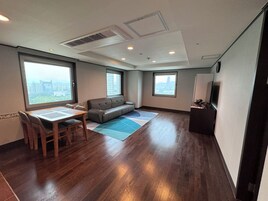 Suite Twin Room | Escrivaninha, cortinas blackout, Wi-Fi de cortesia, roupa de cama