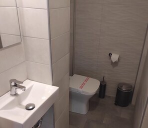 Quarto solteiro, vista para a cidade | Banheiro | Chuveiro, produtos de toalete grátis, secador de cabelo 